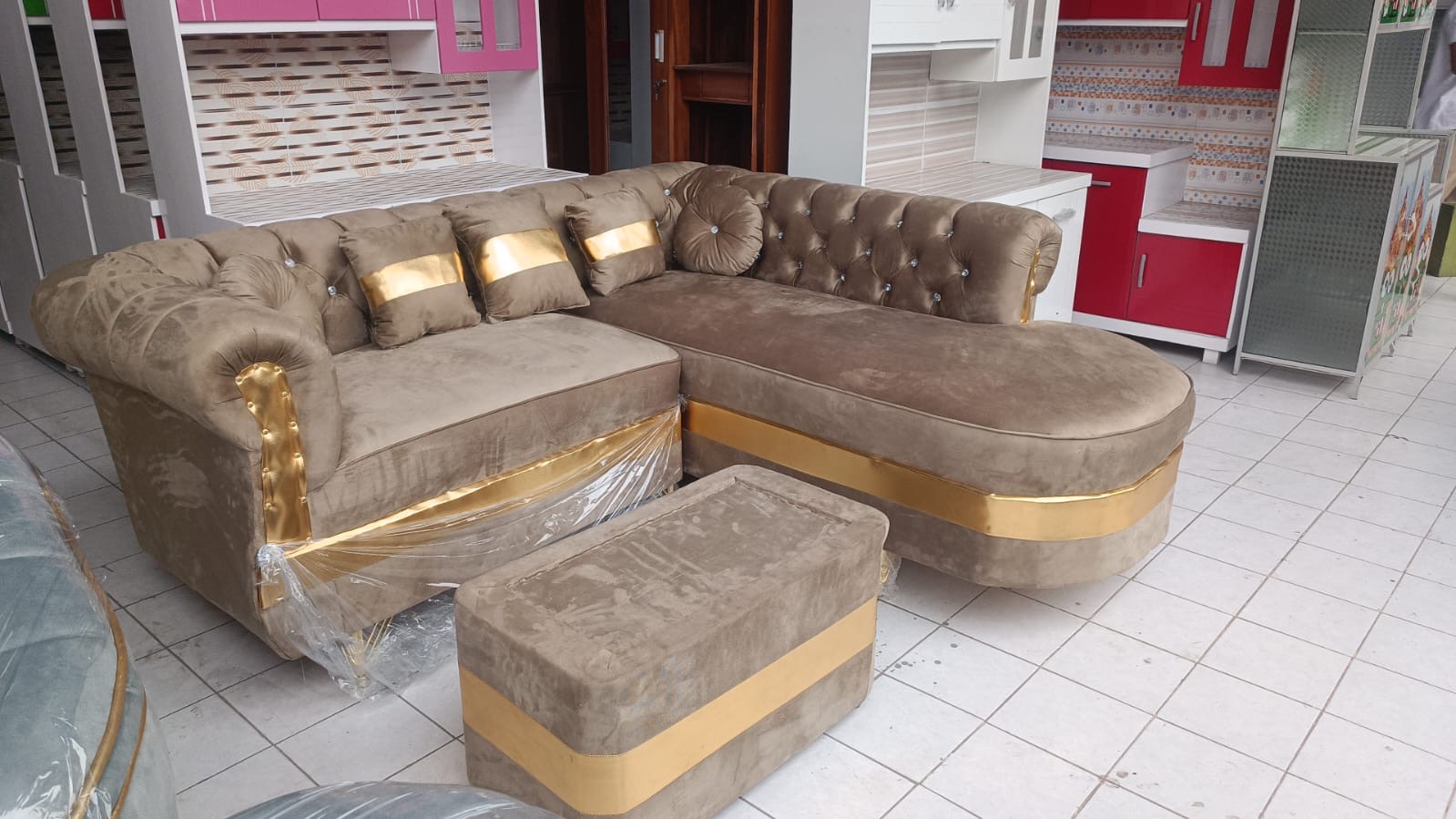 (PULE) SOFA TURKI LEONARDO ELENA lOTONG